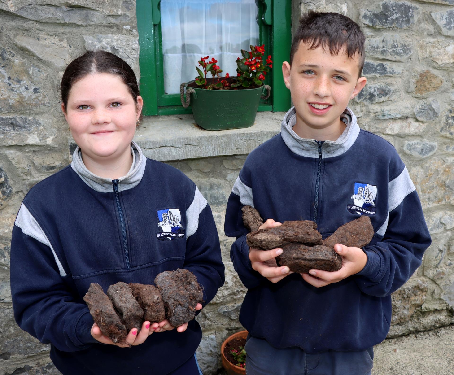 PICTURES: Limerick pupils bring turf to school like their ancestors did ...