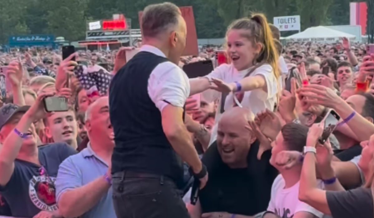 WATCH: Bruce Springsteen gifts guitar pick to little girl at Belfast ...
