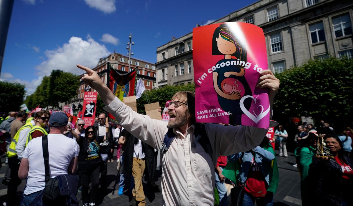 Pro-choice counter-rally takes place in Dublin as thousands demonstrate ...