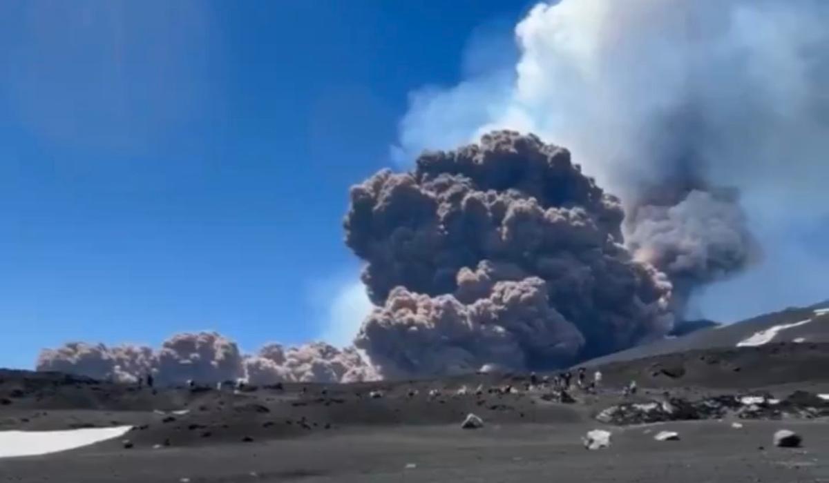 Irish tourists warned amid volcanic eruption in popular holiday ...