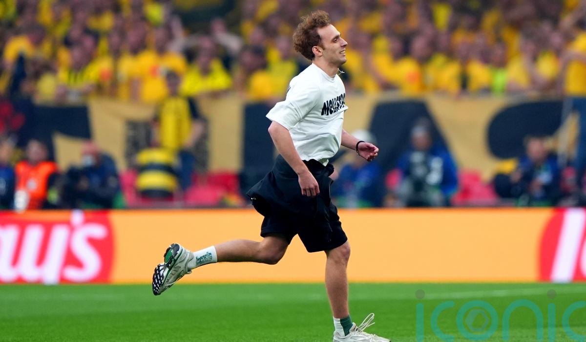 Pitch invaders delay Champions League final in opening moments ...