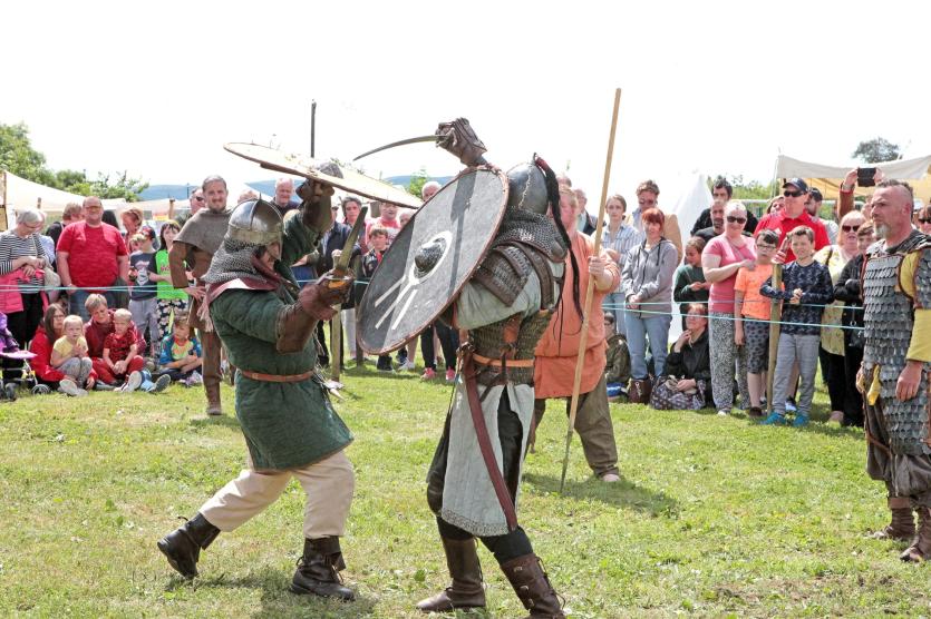 SLIDESHOW: Watch how medieval battle was done at Limerick town's ...