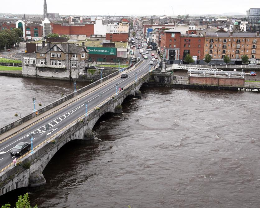 SLIDESHOW: Tide rises as Storm Francis takes hold in Limerick City ...