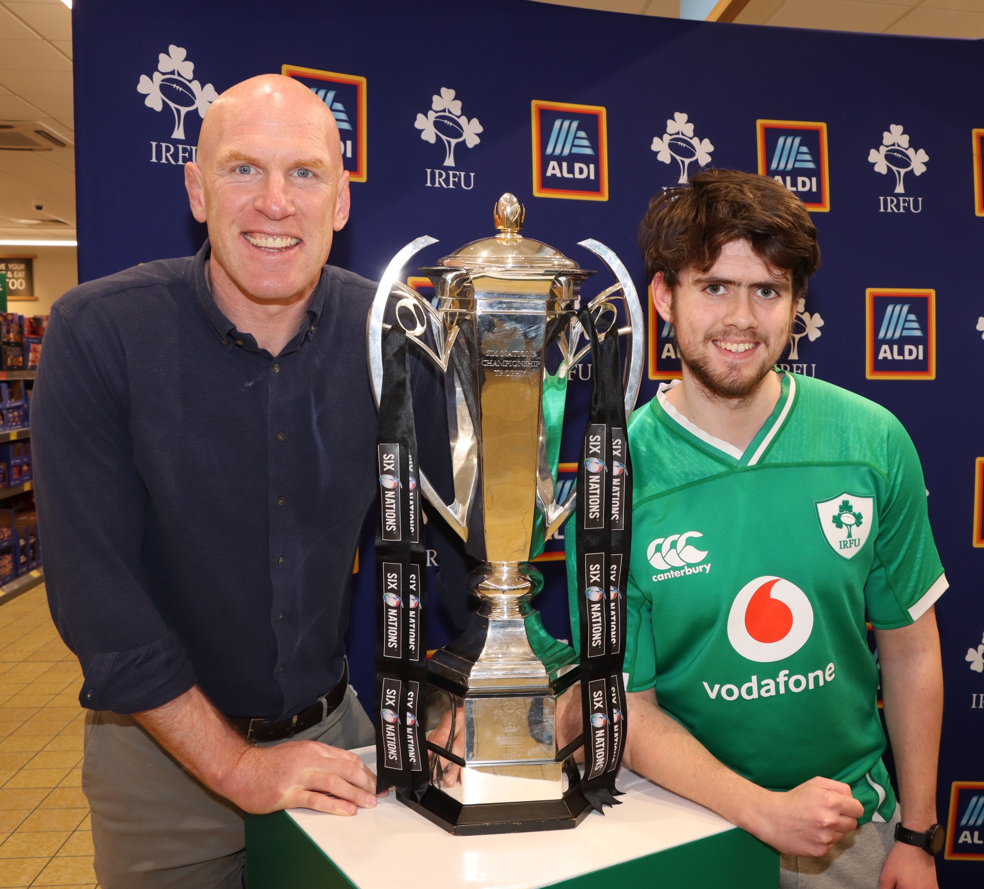 In Pictures: Rugby legend and Six Nations silverware draws large crowd ...