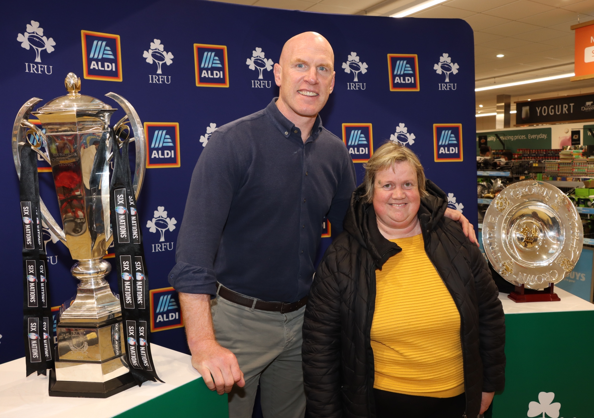 In Pictures: Rugby legend and Six Nations silverware draws large crowd ...