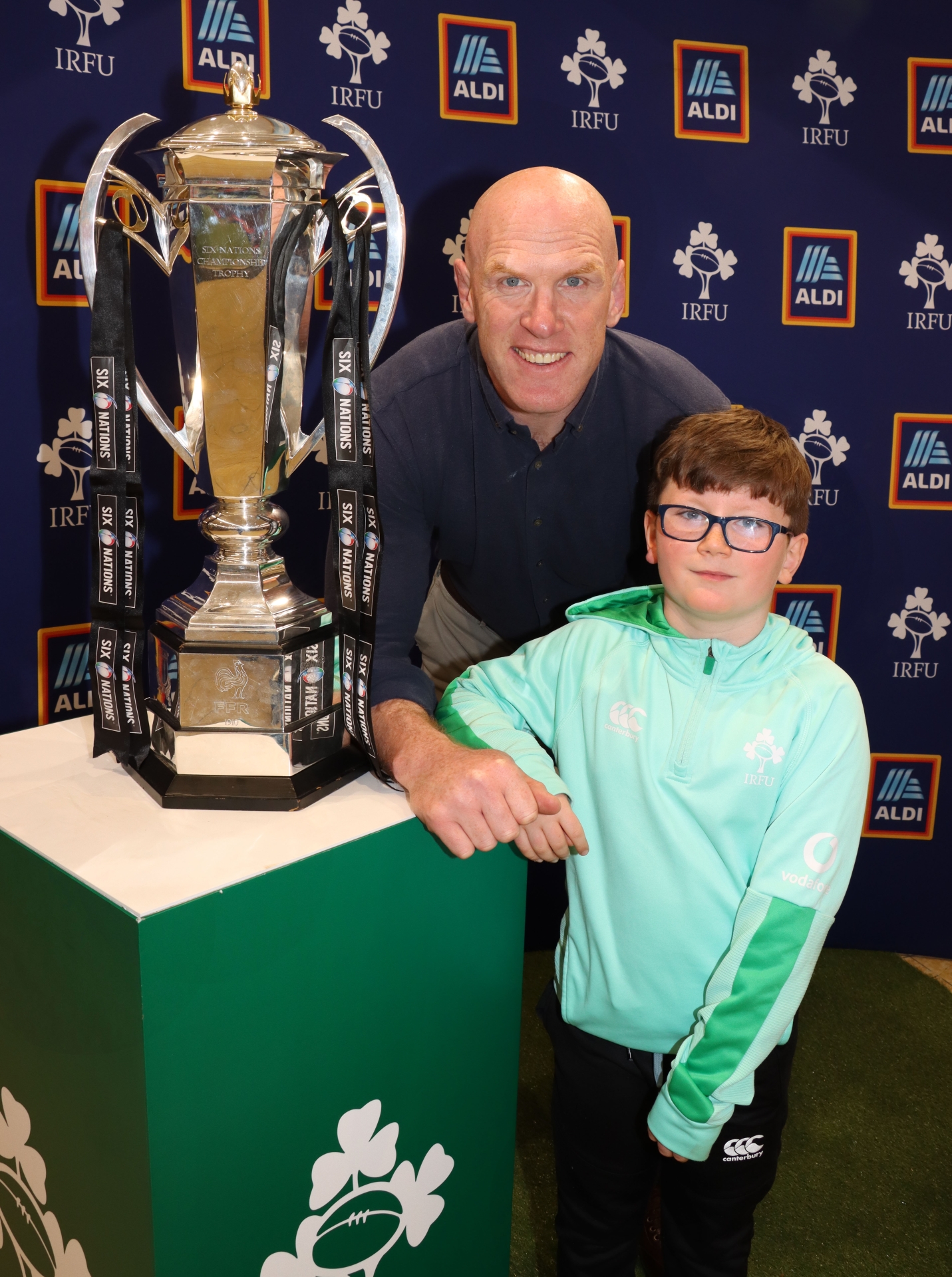 In Pictures: Rugby legend and Six Nations silverware draws large crowd ...