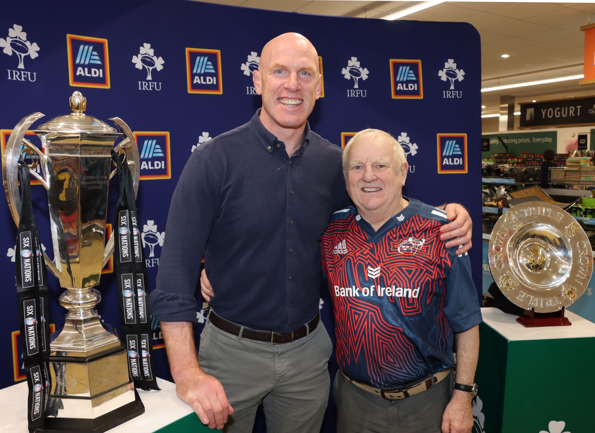 In Pictures: Rugby legend and Six Nations silverware draws large crowd ...