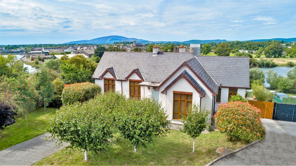 PICTURES: Picturesque Tipperary house on banks of River Suir hits ...